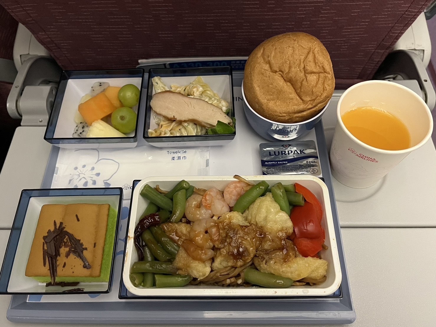 中華航空 CI756 新加坡樟宜 － 台北桃園 A330 經濟艙體驗、飛機餐